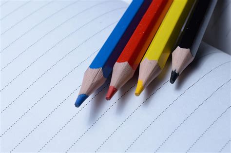 파란색 빨간색 노란색 검은 색 네 가지 색상의 연필 열린 노트북에 누워 있습니다 0명에 대한 스톡 사진 및 기타 이미지 Istock