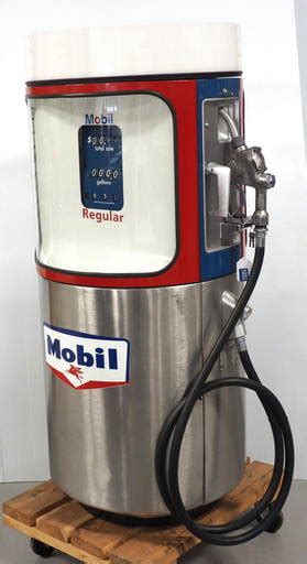Wayne Round Mobil Gas Pump
