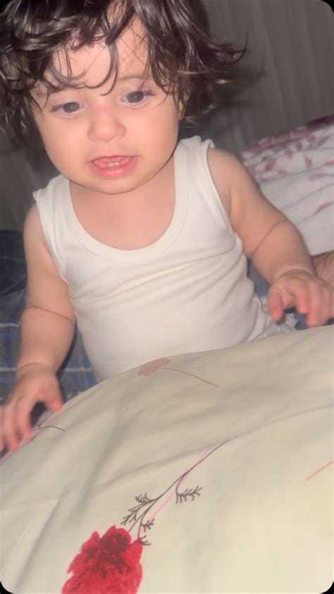 ‎دلســا 👧🏻‎ ‎دادایی یعنی لالایی🥹🥹 داره بالشتشو لالایی میکنه🥲 ️ بچه