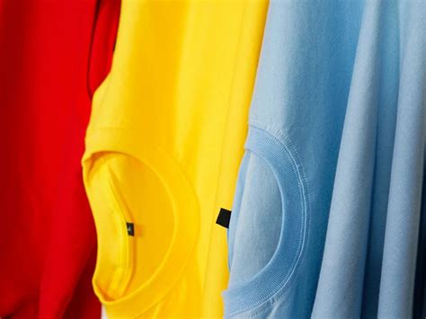 Як повернути яскравість вигорілому одягу 3 засоби які допоможуть відновити колір