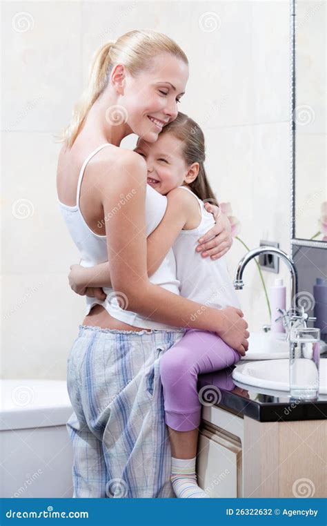 De Moeder En De Dochter Omhelzen Elkaar In Badkamers Stock Foto Image Of Mooi Familie
