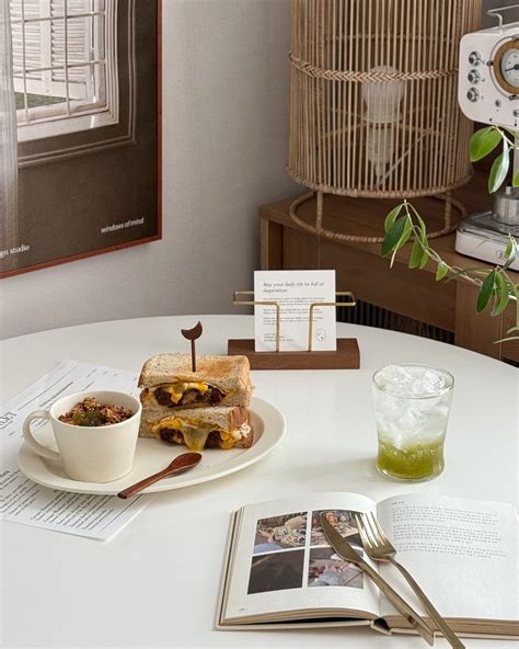 엘리스선영•집꾸미기•화이트인테리어•거실인테리어 제품협찬 𝐢𝐧𝐧𝐞𝐫𝐣𝐨𝐠𝐠𝐢𝐧𝐠 봄이 오긴 오나 봐요 오늘 날씨 너무 좋아요🤍 이너조깅 봄맞이 포스터 보면