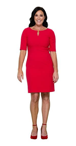 전체 길이 정면 보기 카메라 성인 의 1 인 아름 다운 검은 머리 긴 머리 백인 여성 젊은 여성 입고 서 있는 드레스와 하이힐을 입고 웃고 있는 행복 쾌활 한 웃음 시원한