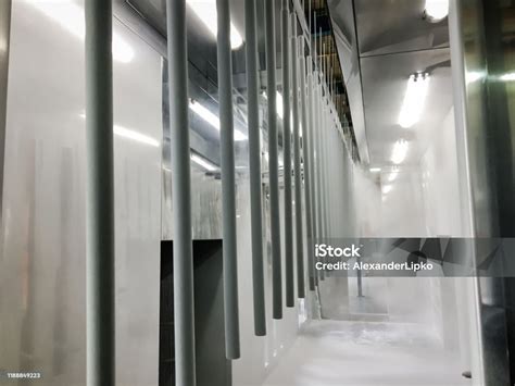 금속 부품 공장의 산업용 컨베이어 라인 분말 페인트 부품 및 페인트 부품의 표면의 전처리 코팅에 대한 스톡 사진 및 기타 이미지 Istock