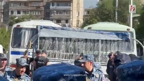 Փաշինյանի տան դիմաց փշալար են դրել Youtube