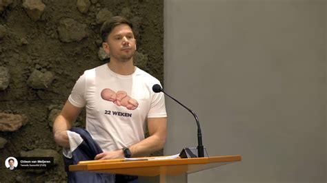 Kijk Gideon Van Meijeren Geschorst Van Het Debat Omdat Hij Een T Shirt Met Een Foetus Draagt
