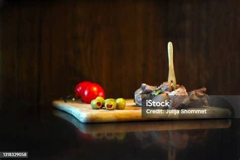 나무 판에 토마토와 올리브오리 고기 레스토랑에서 제공하는 생 소박한 음식 미식가 맛있는 음식과 요리 개념 0명에 대한 스톡 사진 및 기타 이미지 Istock