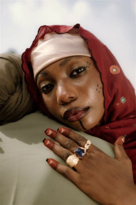 전통 히잡을 쓴 여성의 아름다운 초상화 · 무료 스톡 사진