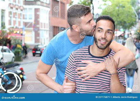 Zwei Süße Typen Die Im Freien Zuneigung Zeigen Stockbild Bild Von