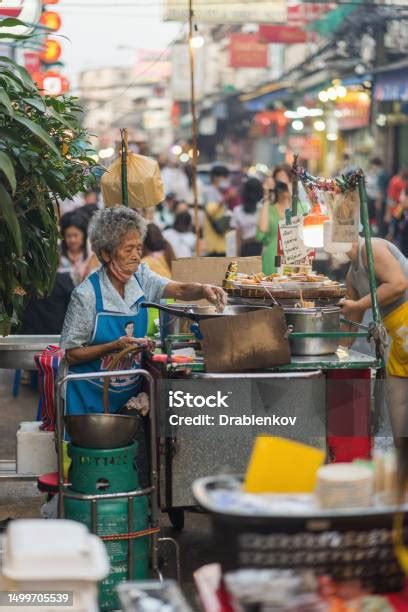 거리 시장에서 방콕 시내의 차이나타운 지구에서 현지 음식을 요리하는 늙은 노인 여성 거리에 대한 스톡 사진 및 기타 이미지