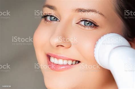 노화 방지 미용 및 미용 트리트먼트 제품 얼굴 각질 제거 마사지 롤러 장치를 미용 시술 및 스킨케어 루틴으로 사용하는 여성 30