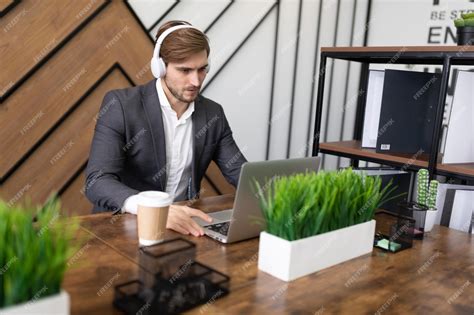 Analista Financiero Masculino Está Ocupado Trabajando En La Oficina