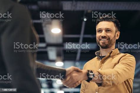 사무실 건물에서 계약을 체결한 후 파트너와 악수하는 긍정적인 사업가 제휴업무협약 35 39세에 대한 스톡 사진 및 기타 이미지 35 39세 40 44세 경영자
