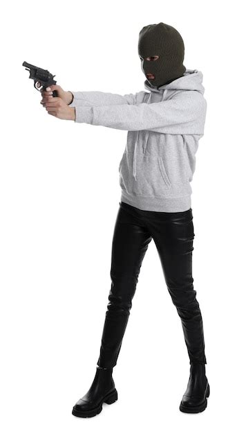 Mujer Vistiendo Pasamontañas De Punto Con Pistola Sobre Fondo Blanco