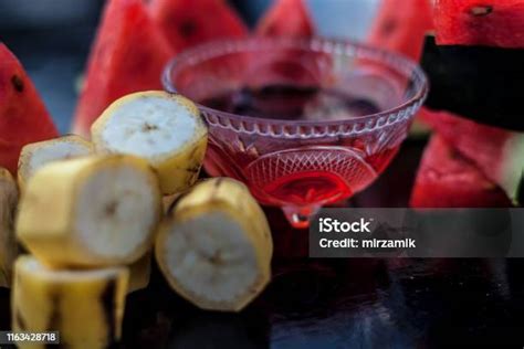 수박 과 바나나로 구성된 삼각형 모양으로 잘라 수박 조각과 함께 유리 그릇에 나무 표면에 수박 얼굴 마스크 또는 얼굴 팩