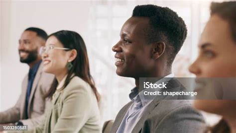 사업가 청중 및 직장에서의 학습 교육 또는 프레젠테이션을 위한 워크숍에서 경청합니다 남성 여성 및 군중 무역 박람회 및 정보 사고 방식 및 경력 개발에 대한 집중 남자