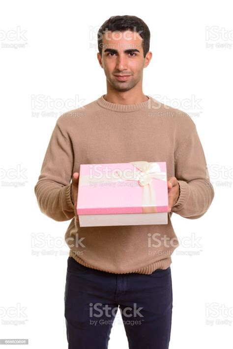 젊은 잘생긴 페르시아 사람이 발렌타인 준비 선물 상자를 들고 서 20 29세에 대한 스톡 사진 및 기타 이미지 20 29세 25 29세 계절 Istock
