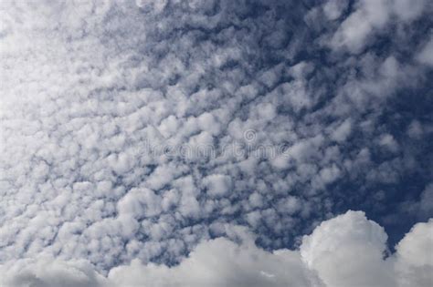 Cirrocumulus Y Nubes De Altocumulus En El Buen Tiempo Imagen De Archivo Imagen De Negocios