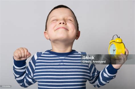 소년은 일어났다 하품과 그의 손에 알람 시계를 들고 학교 또는 비즈니스 개념 십대 미소 교육에 대한 스톡 사진 및 기타 이미지 Istock