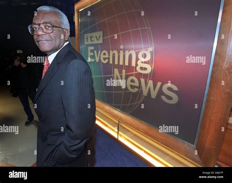 Itn News Reader Trevor Mcdonald On Set Itvs Evening News Hi Res Stock
