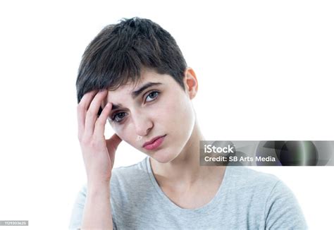 비참 하 고 우울을 보고 불행 한 얼굴로 아름 다운 슬픈 젊은 여자의 초상화 인간의 표정 부정적인 감정 및 정서적 고통 개념 흰색 배경에 고립 감정에 대한 스톡 사진 및