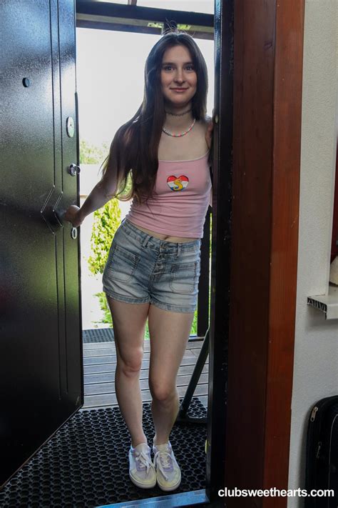 Европейский подросток Jany White стоит на коленях и сосет черный член перед Ir сексом