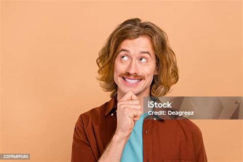 매력적인 쾌활한 마음 빨간 머리 남자의 초상화 복사 빈 공간을 베이지 색 파스텔 색상 배경 위에 고립 생각 35 39세에 대한 스톡 사진 및 기타 이미지 Istock