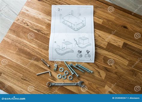 Outils Et Instructions Pour Assembler Une Table En Bois Image Stock