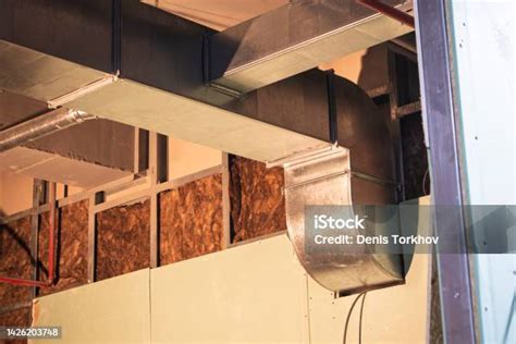 건물의 에어컨 환기 파이프의 배경 엔지니어링 네트워크 구축 산업 배경 급기관에 대한 스톡 사진 및 기타 이미지 급기관 공기조화 관 신체 부분 Istock