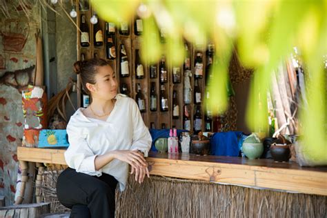 흰색 드레스를 입은 해피 예쁜 여성이 바에 앉아 음료를 즐긴다 여름 소녀 데 재미 에 이 해변 Capital Region에 대한 스톡 사진 및 기타 이미지 Istock