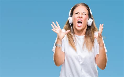 중세 스페인 여자 격리 된 배경 미친 미친 소리 고 적극적인 식와 팔 제기 함에 헤드폰을 착용 하는 음악을 듣고 좌절 개념입니다 노래에 대한 스톡 사진 및 기타 이미지