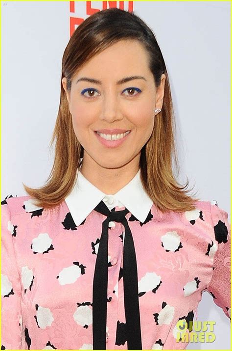 Aubrey Plaza Goes Pretty In Pink For Ingrid Goes West Premiere Photo