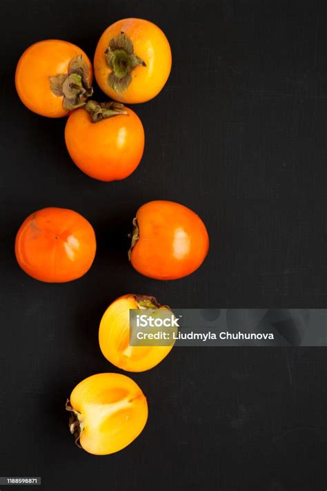 검은 표면에 원시 잘 익은 오렌지 감 상단보기 평면 누워 오버 헤드 위에서 공간을 복사합니다 0명에 대한 스톡 사진 및 기타 이미지 Istock