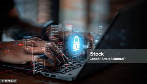 가상 화면이 있는 노트북에서 작업하는 사업가 온라인 문서 데이터베이스 It 컨설턴트는 랩톱으로 가상 문서 관리 시스템을 설정하고 회사 파일을 보관하는 소프트웨어 가상현실에