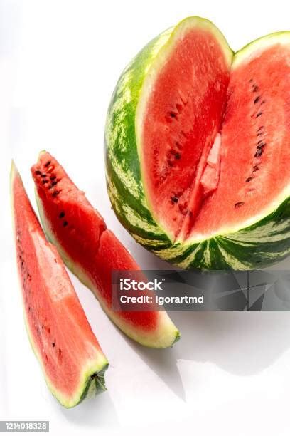큰 수박과 패키지 디자인 요소로 흰색 배경에 격리 된 슬라이스 0명에 대한 스톡 사진 및 기타 이미지 0명 계절 과일 Istock