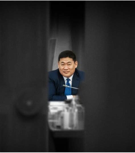 Эмүжин Түүний сүүдэр дэндүү урт Хоёр алхалгүй баригддаг хуучин шонгийн мод зардаг худ хэдэн