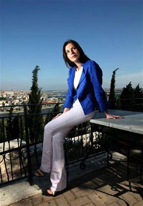 عکس و بیوگرافی خدیجه شندیل بازیگر سریال دیلا خانم