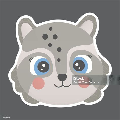 커다란 파란 눈과 거친 뺨과 흰색 윤곽을 가진 작은 너구리를 미소 짓는 만화 귀여운 얼굴 스티커 포스터 어린이 디자인 엽서용
