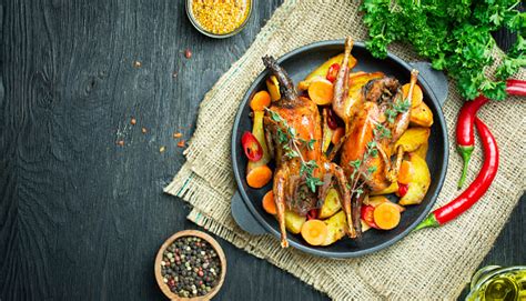 나무 테이블에 작은 프라이팬에 야채와 허브와 구운 메추라기 상단 보기 배너 공간을 복사합니다 검정후추 열매에 대한 스톡 사진 및 기타 이미지 Istock