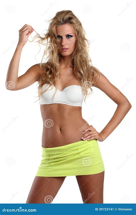 Красивая девушка в мини юбке Стоковое Изображение изображение