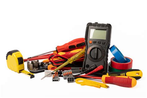 흰색 배경에 격리된 전기 도구 전기 도구 세트 멀티 미터 건설 테이프 전기 테이프 스크루 드라이버 펜치 Led 램프 소켓 스위치