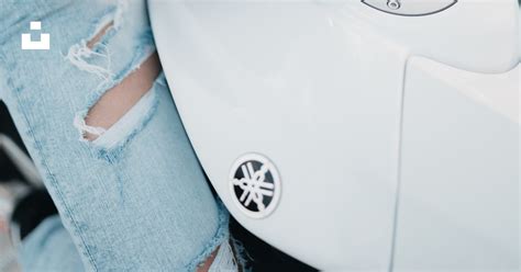 검은 재킷과 파란색 데님 청바지를 입은 사람이 흰색 의자에 앉아 있다 사진 Unsplash의 무료 수폴스 이미지