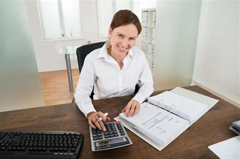 Premium Photo Businesswoman Calculating Invoice