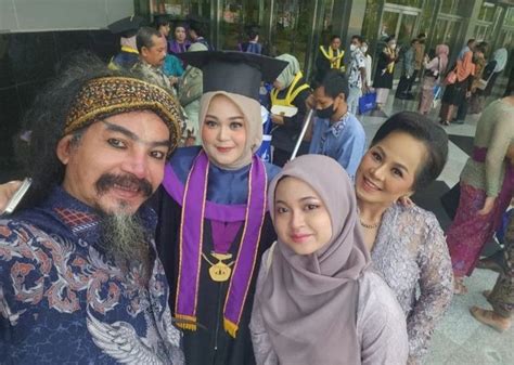 10 Potret Kelulusan Putri Cantik Limbad Hadiri Wisuda Dengan Make Up Nyentrik And Gigi Taring