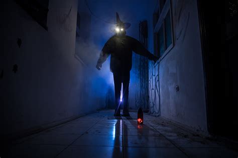 할로윈 개념 호박 머리가있는 어두운 복도에서 소름 끼치는 실루엣 배경에 안개가있는 톤 라이트 가정의 방에 대한 스톡 사진 및 기타 이미지 Istock