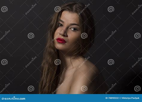 Romantische Junge Frau Mit Nackten Schultern Stockfoto Bild Von