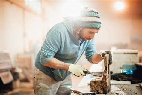 망치와 끌을 사용하여 작업대에서 나무 조각을 조각하는 젊은 목수 Diy에 대한 스톡 사진 및 기타 이미지 Diy 가구 건설 산업 Istock