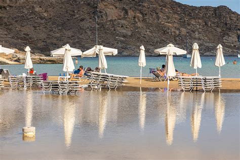 파로스에서 가장 인기있는 해변 중 하나 수도원 해변 파로스 섬 그리스 관광에 대한 스톡 사진 및 기타 이미지 관광 관광객 군도 Istock