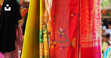 나란히 서 있는 한 무리의 여성들 사진 Unsplash의 무료 의류 이미지