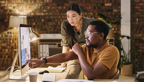 컴퓨터 협업 및 야근을 위해 밤에 사무실에서 직원 팀과 함께 초과 근무를 지시합니다 팀워크 계획 또는 문제 해결 비즈니스 흑인